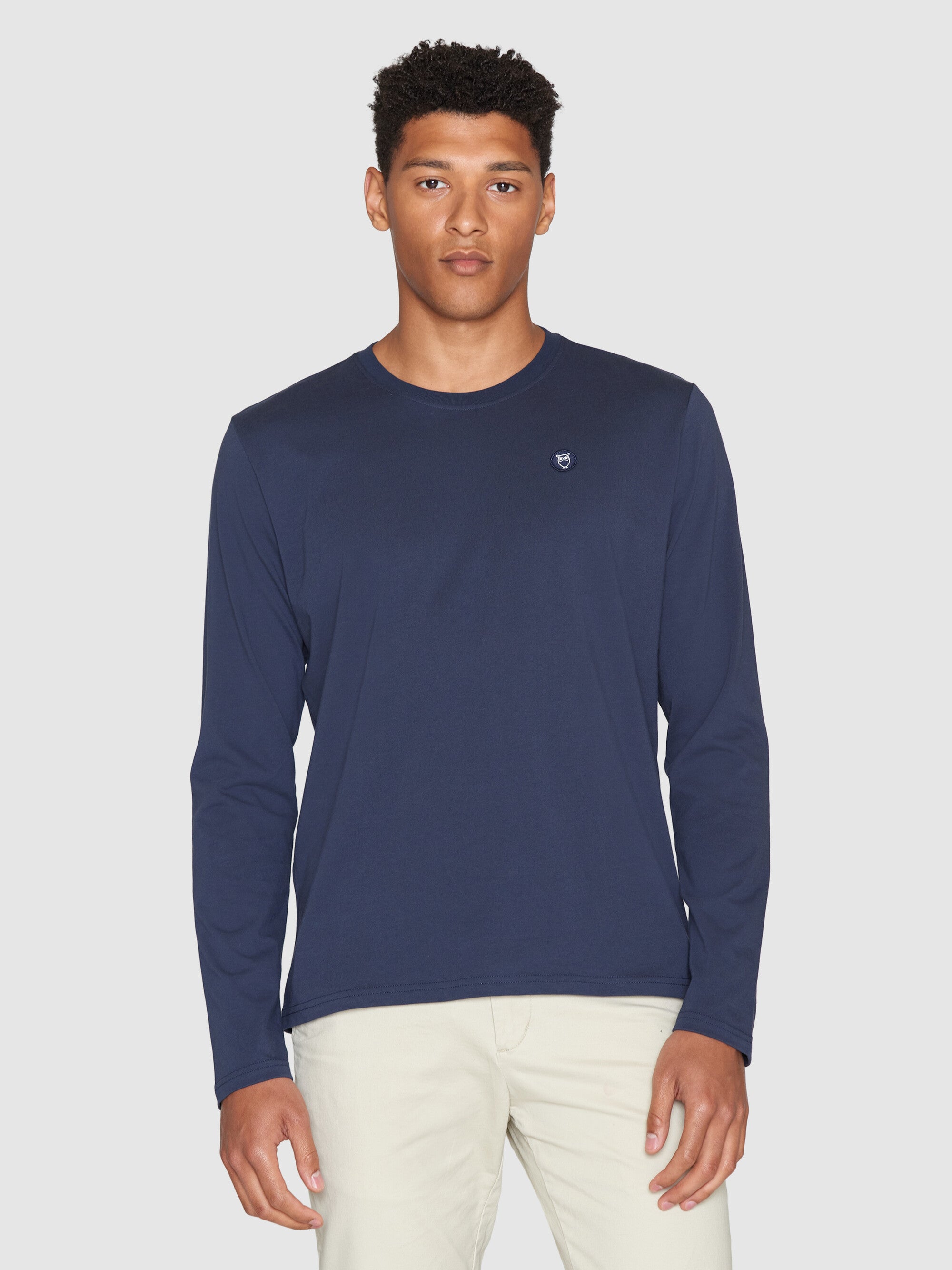 Køb Badge long sleeve - Total Eclipse - fra KnowledgeCotton Apparel®